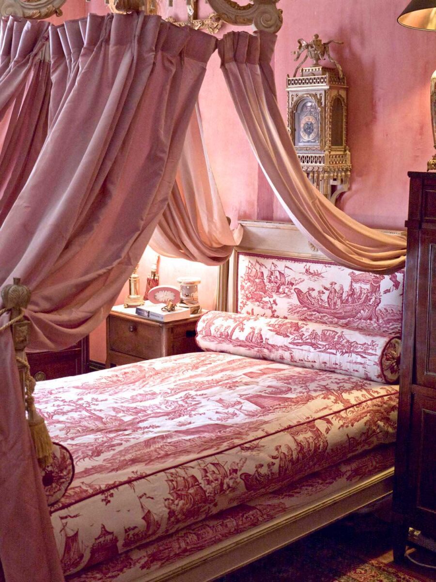 A French cottage near Paris filled with French antiques - Christophe Living